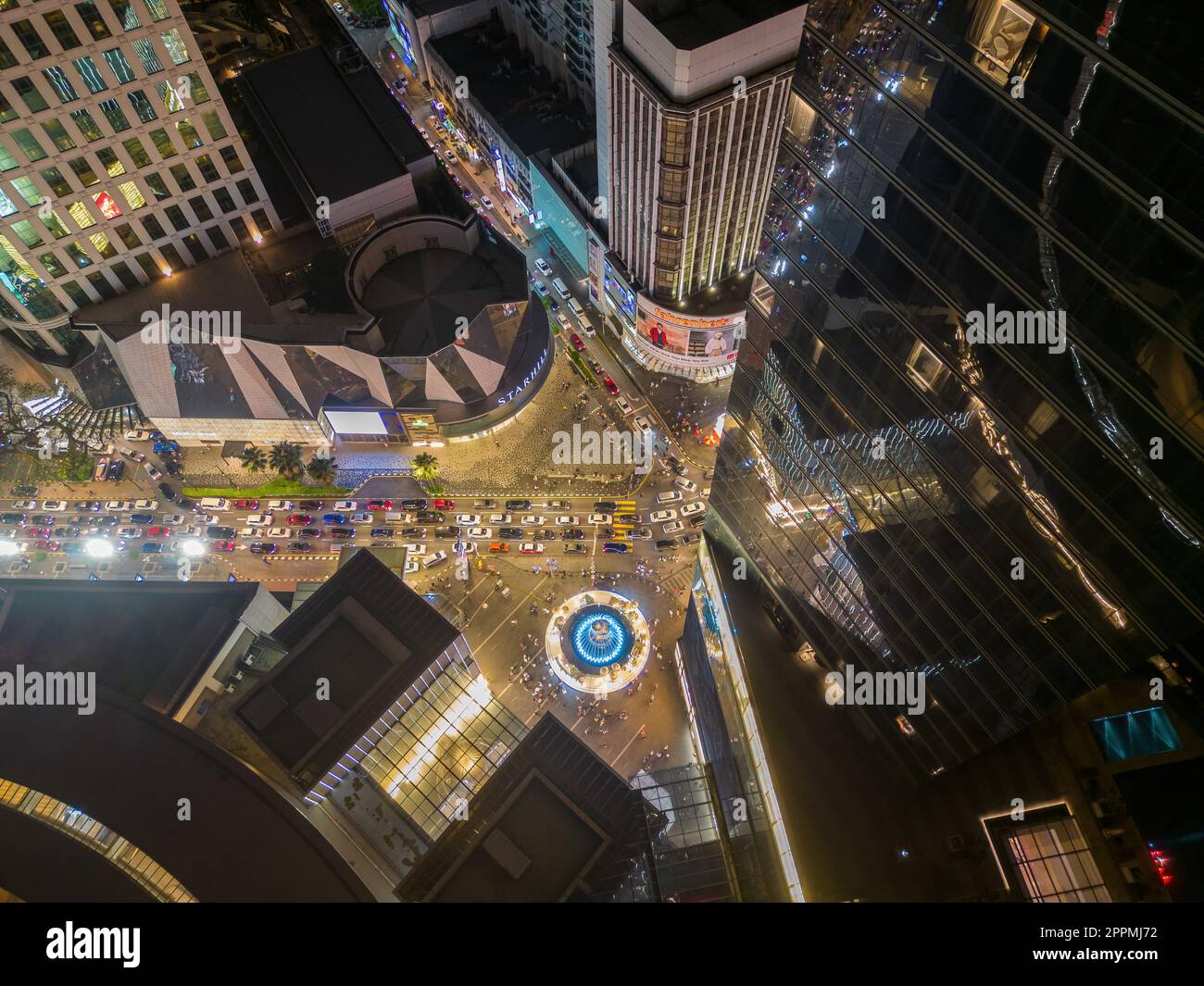 Car top view hi-res stock photography and images - Alamy