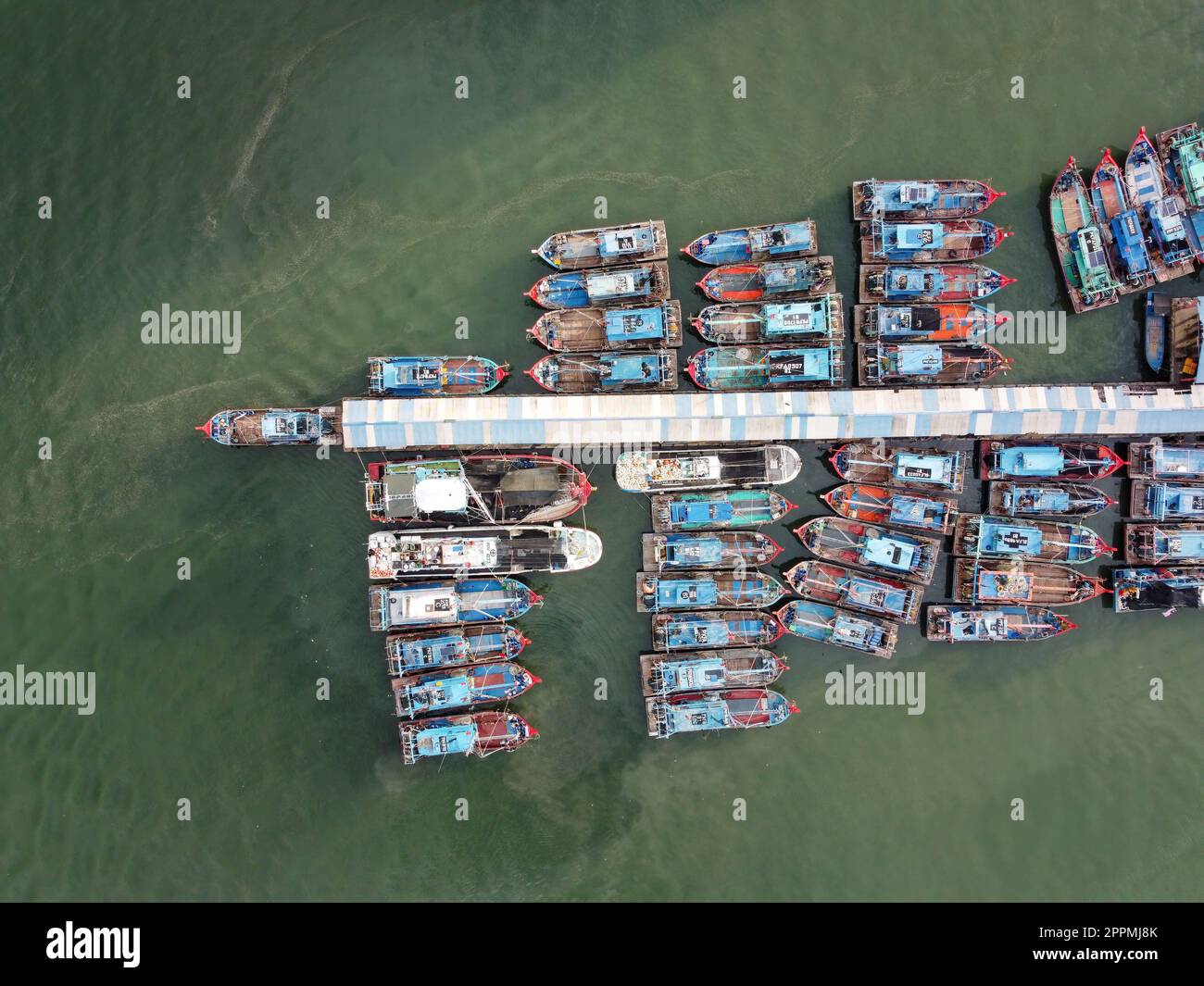 Top view jetty sea hi-res stock photography and images - Alamy
