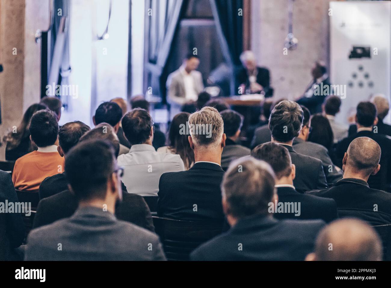 Round table discussion at business conference event Stock Photo - Alamy