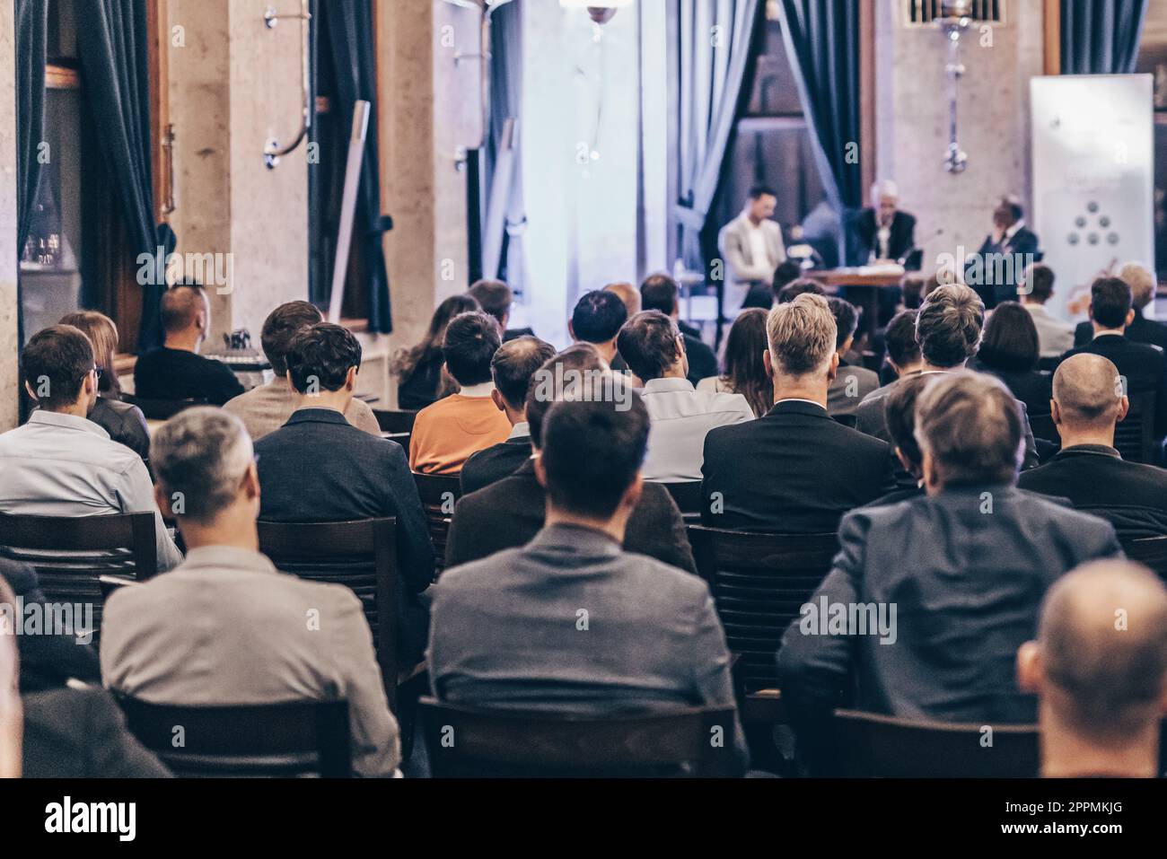 Round table discussion at business conference event Stock Photo - Alamy