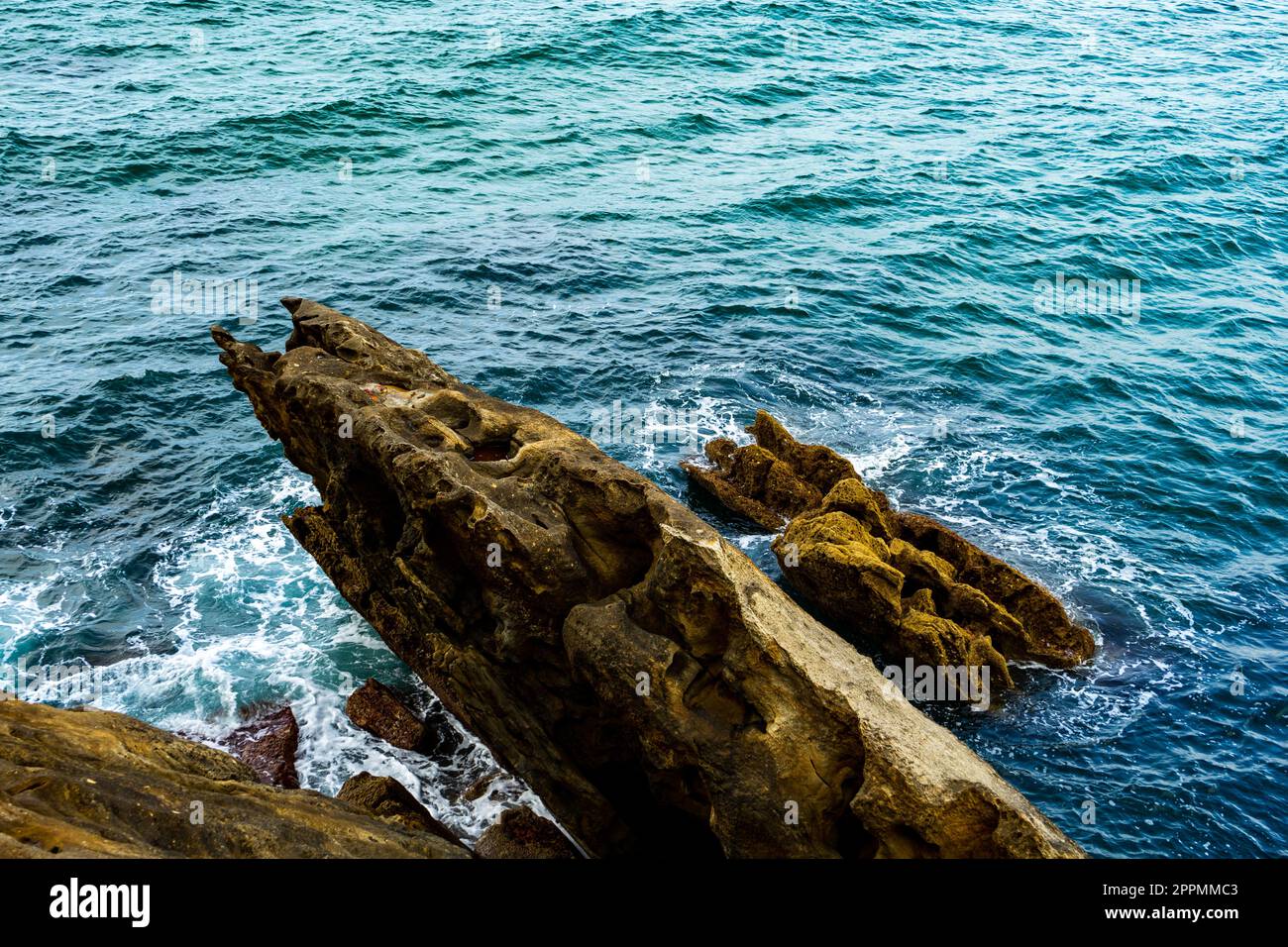 Rocks sticking out blue water hi-res stock photography and images - Alamy