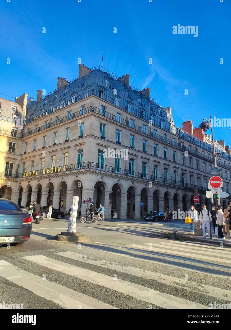 People going in central Paris, France Stock Photo - Alamy