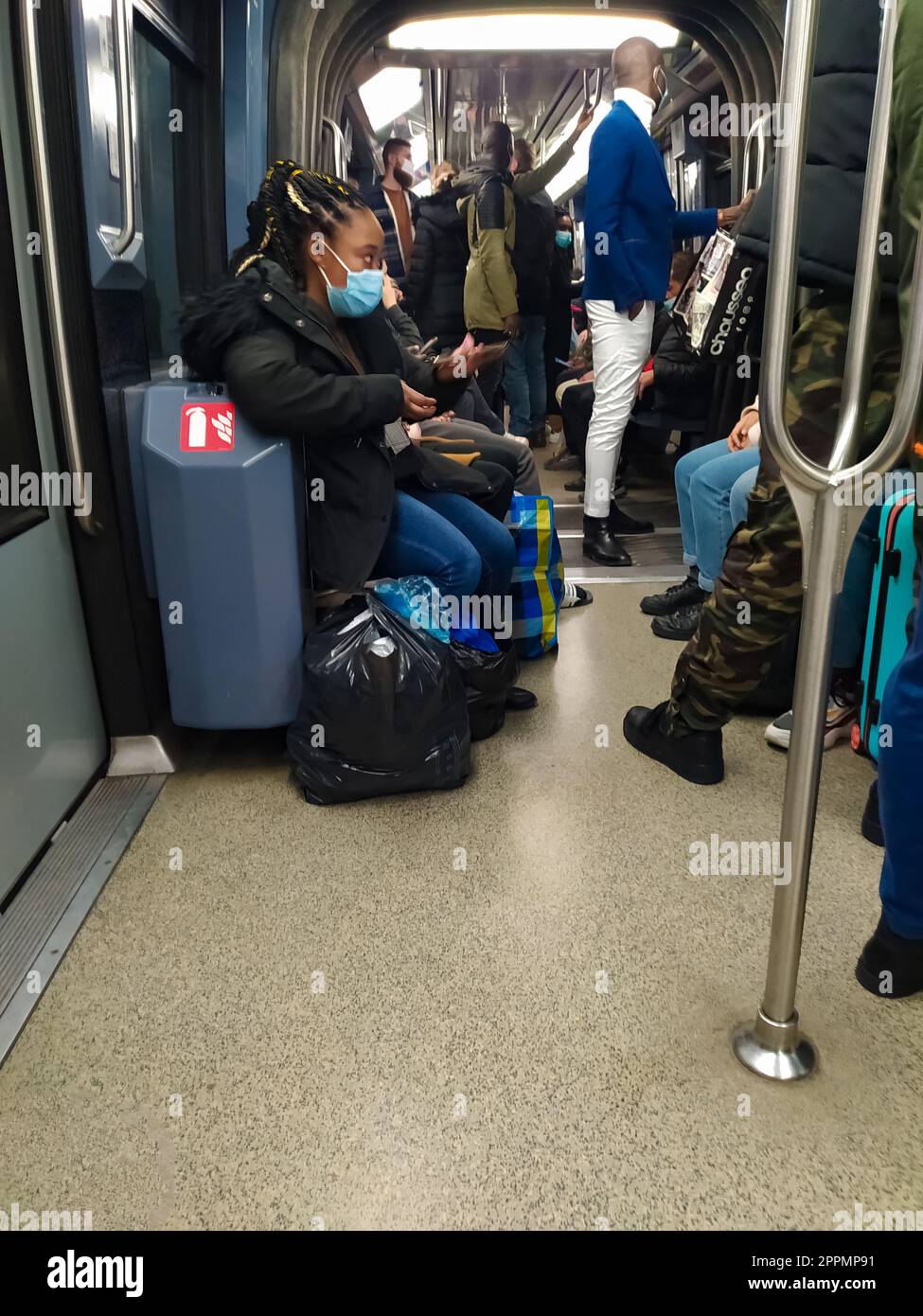 Paris Metro train arrive at station with crowd of people during rush ...
