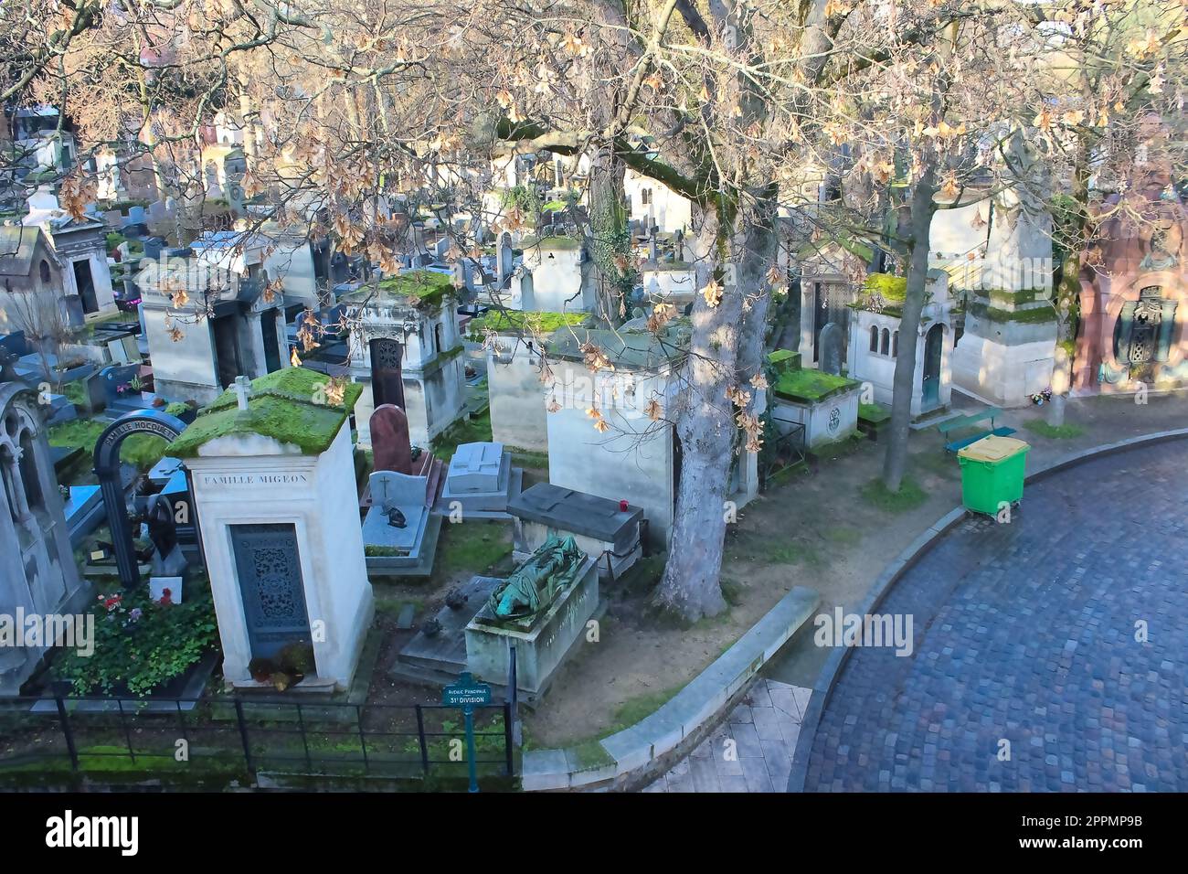 Old gravetombs and autumn trees in Mont martre cemetery, Paris Stock ...