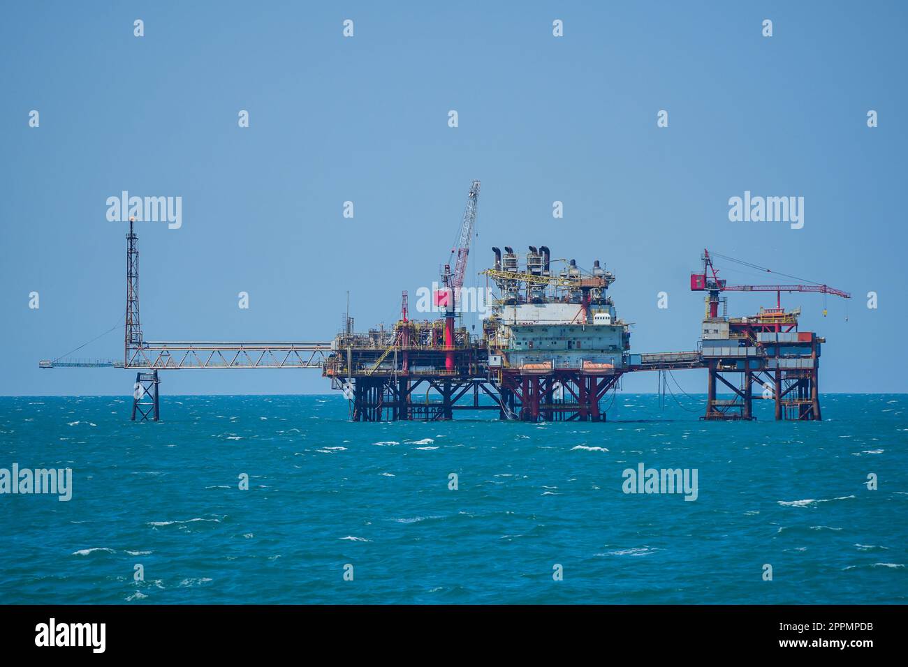 Oil and gas platform hi-res stock photography and images - Alamy