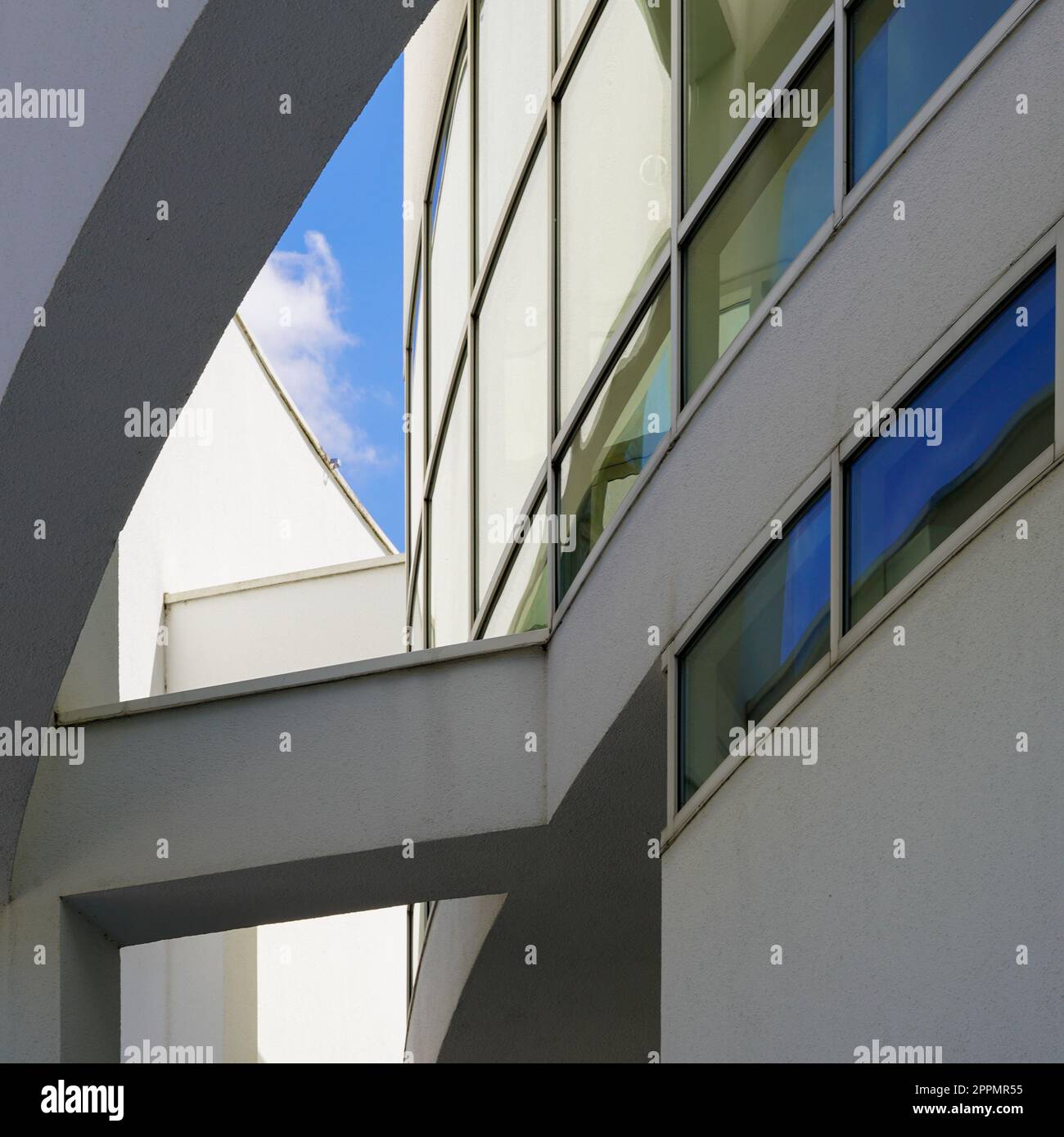 Cube shaped modern building hi-res stock photography and images - Alamy