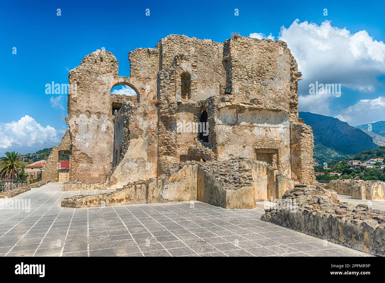 Old ruins italy hi-res stock photography and images - Alamy