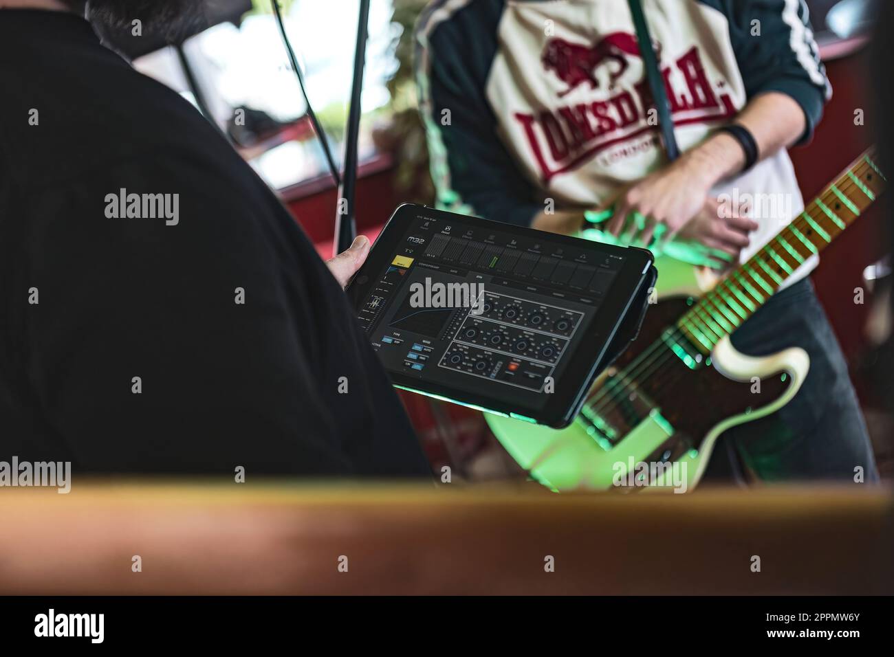 Mastering engineers hi-res stock photography and images - Alamy