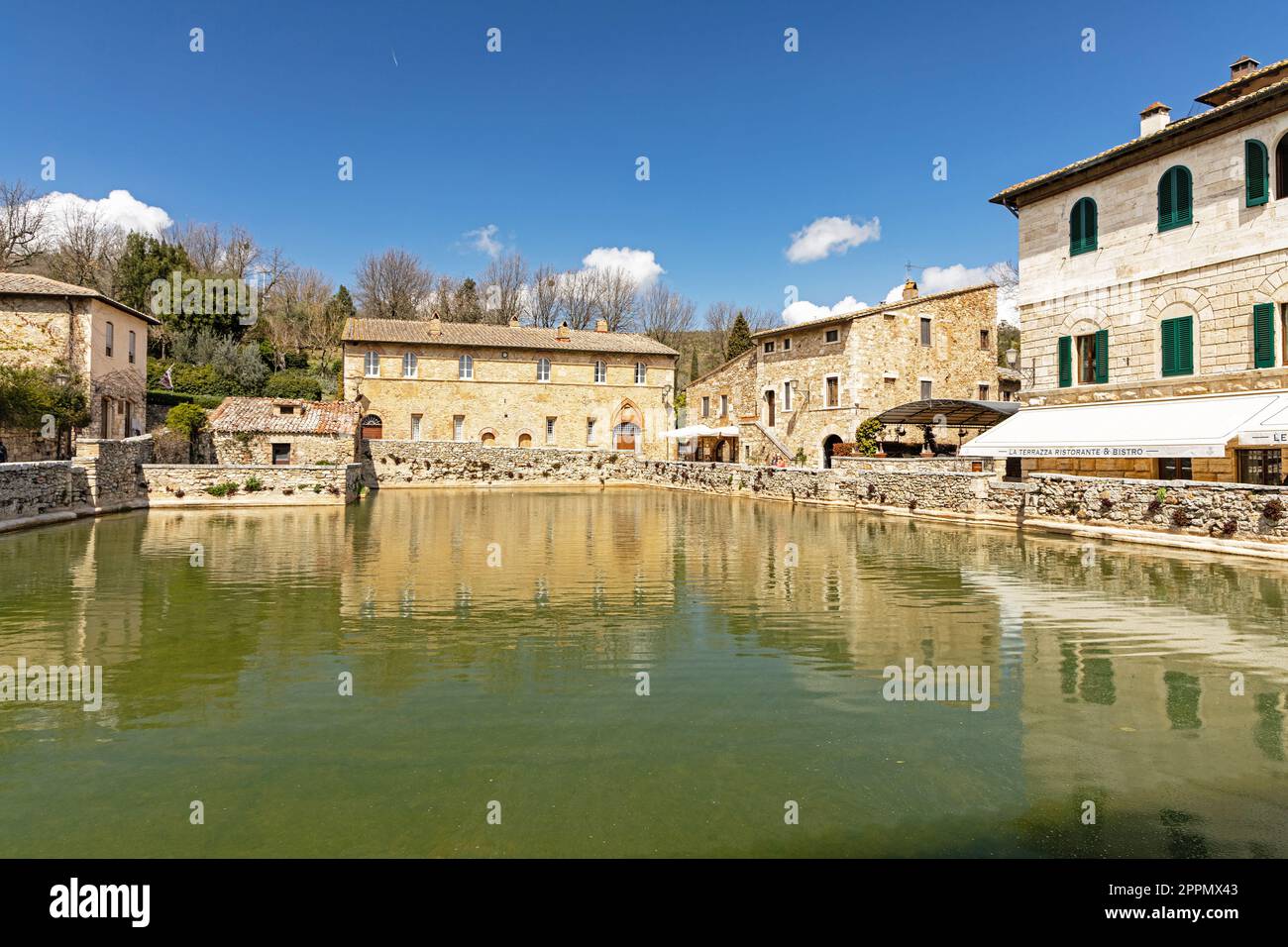 mineral water pool in Bagno Vignoni Stock Photo - Alamy