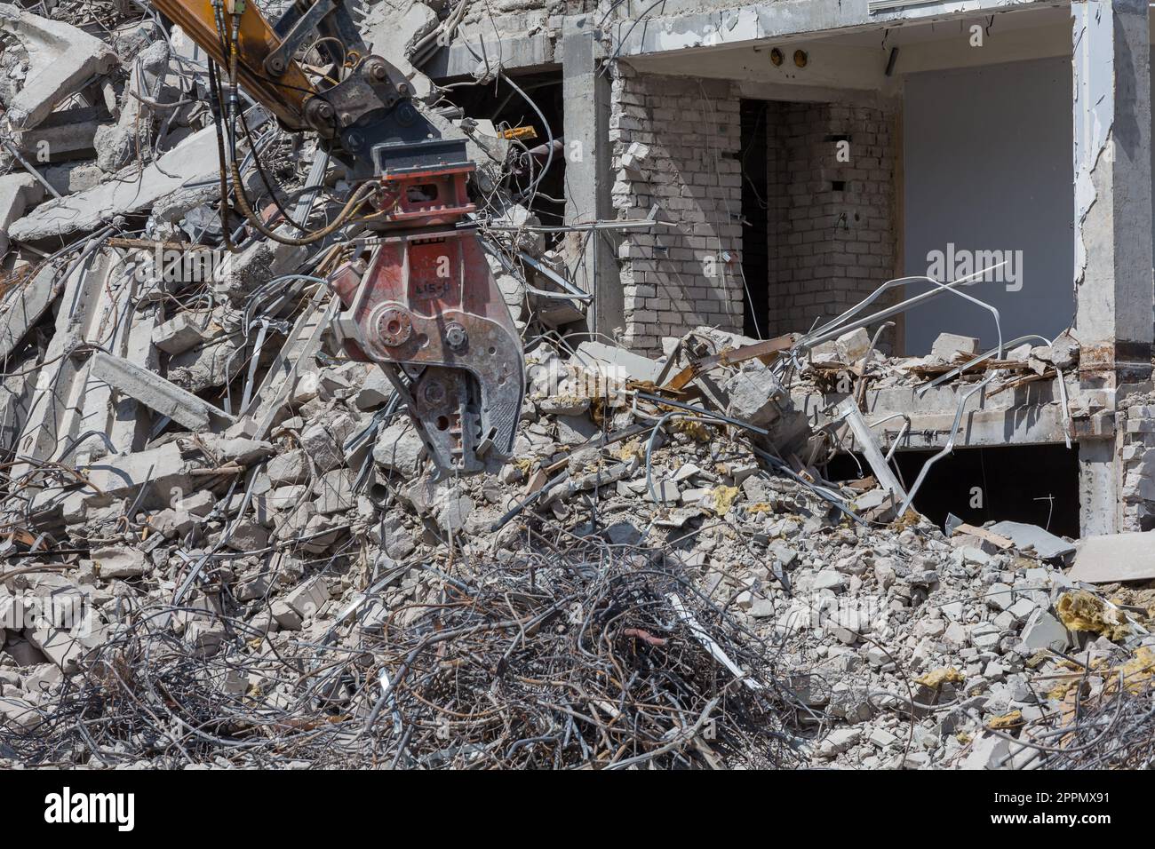 Demolition crane hi-res stock photography and images - Alamy