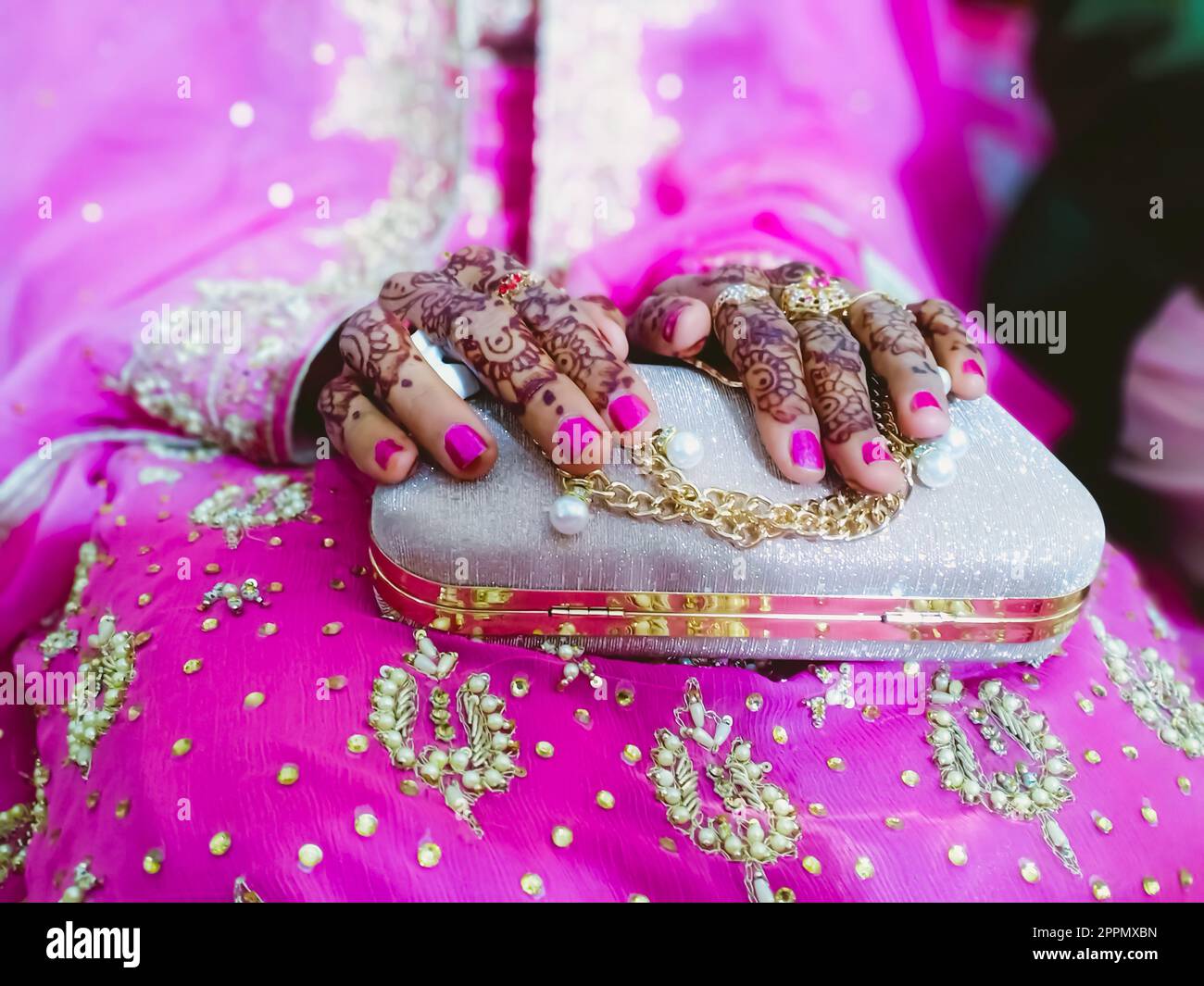 bride with mehandi in hand Stock Photo - Alamy