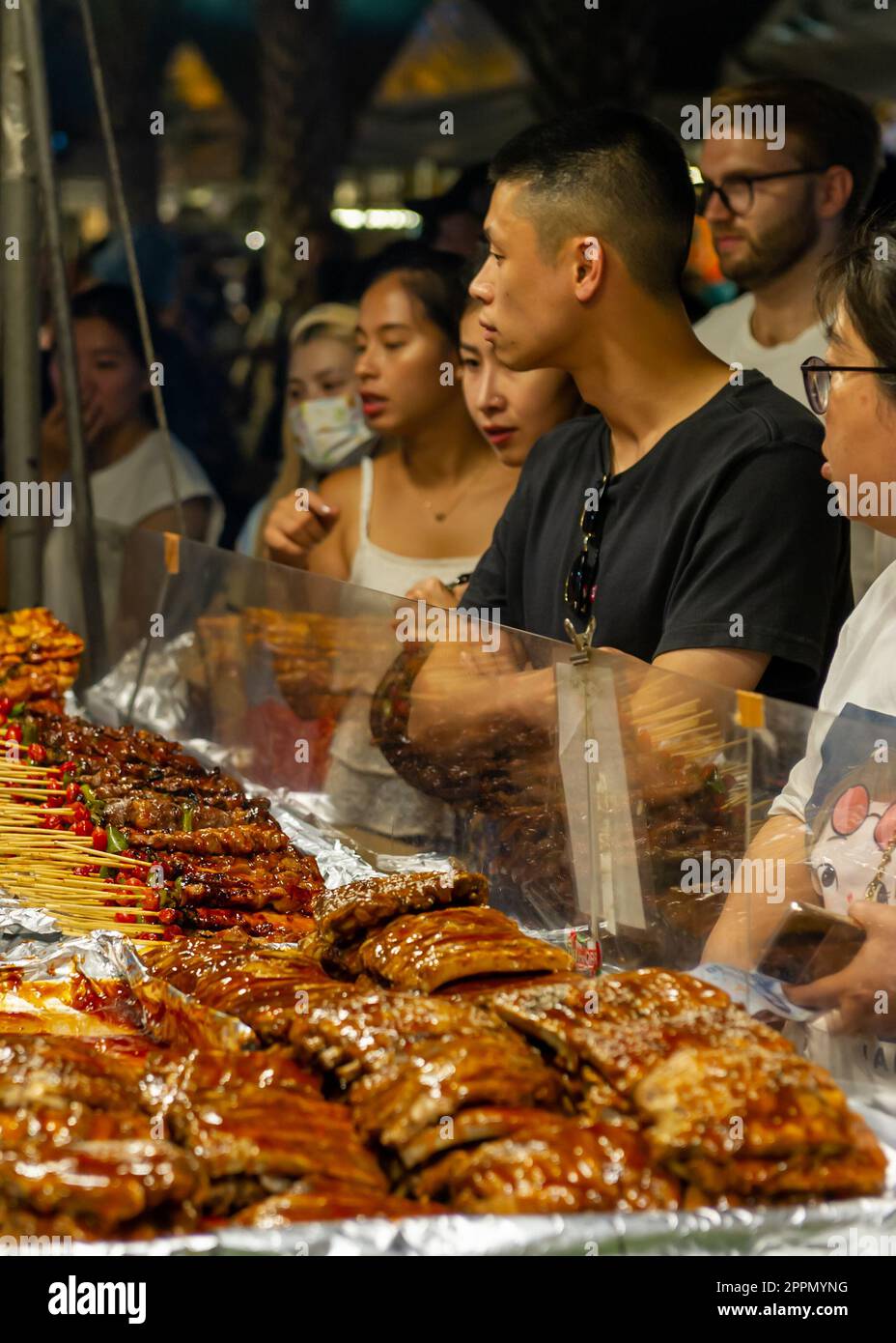 Queuing for street food at Jodd Fairs Night Market at Rama iX, Bangkok ...