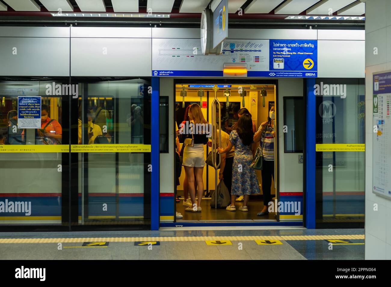 Boarding the train at Sanam Chai station, Bangkok Blue Line MRT ...