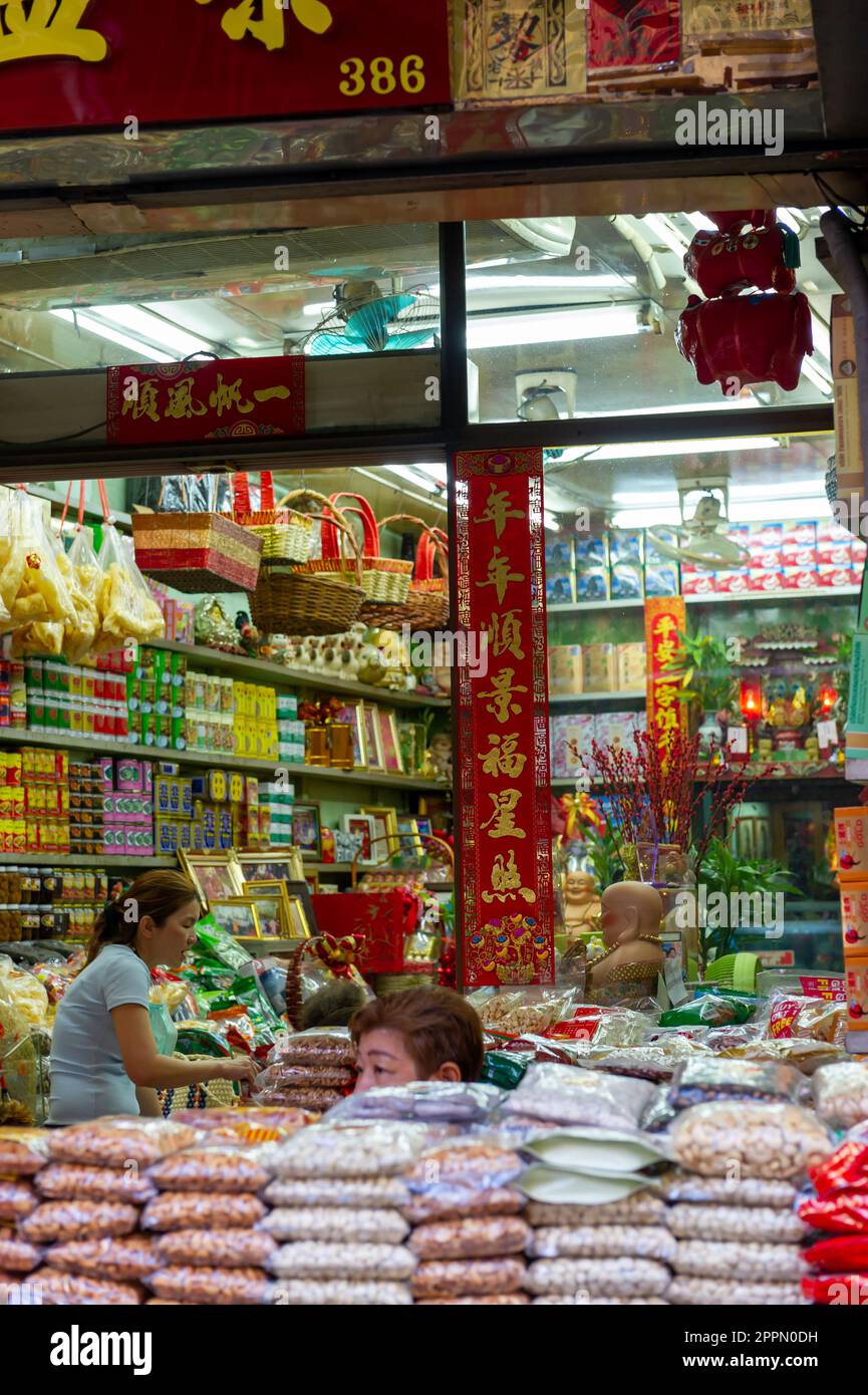 A Chinese shop at Bangkok Chinatown Street Market Stock Photo - Alamy
