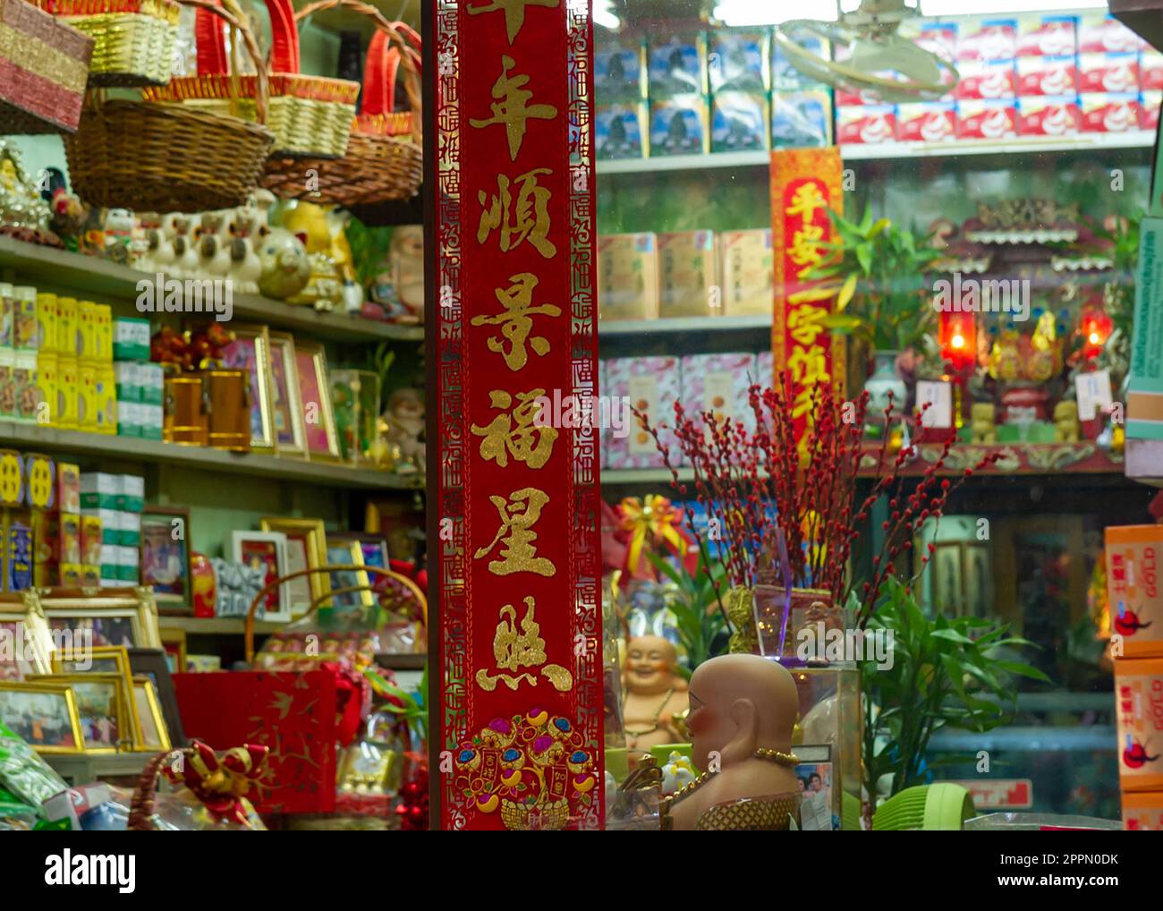 A Chinese shop at Bangkok Chinatown Street Market Stock Photo - Alamy