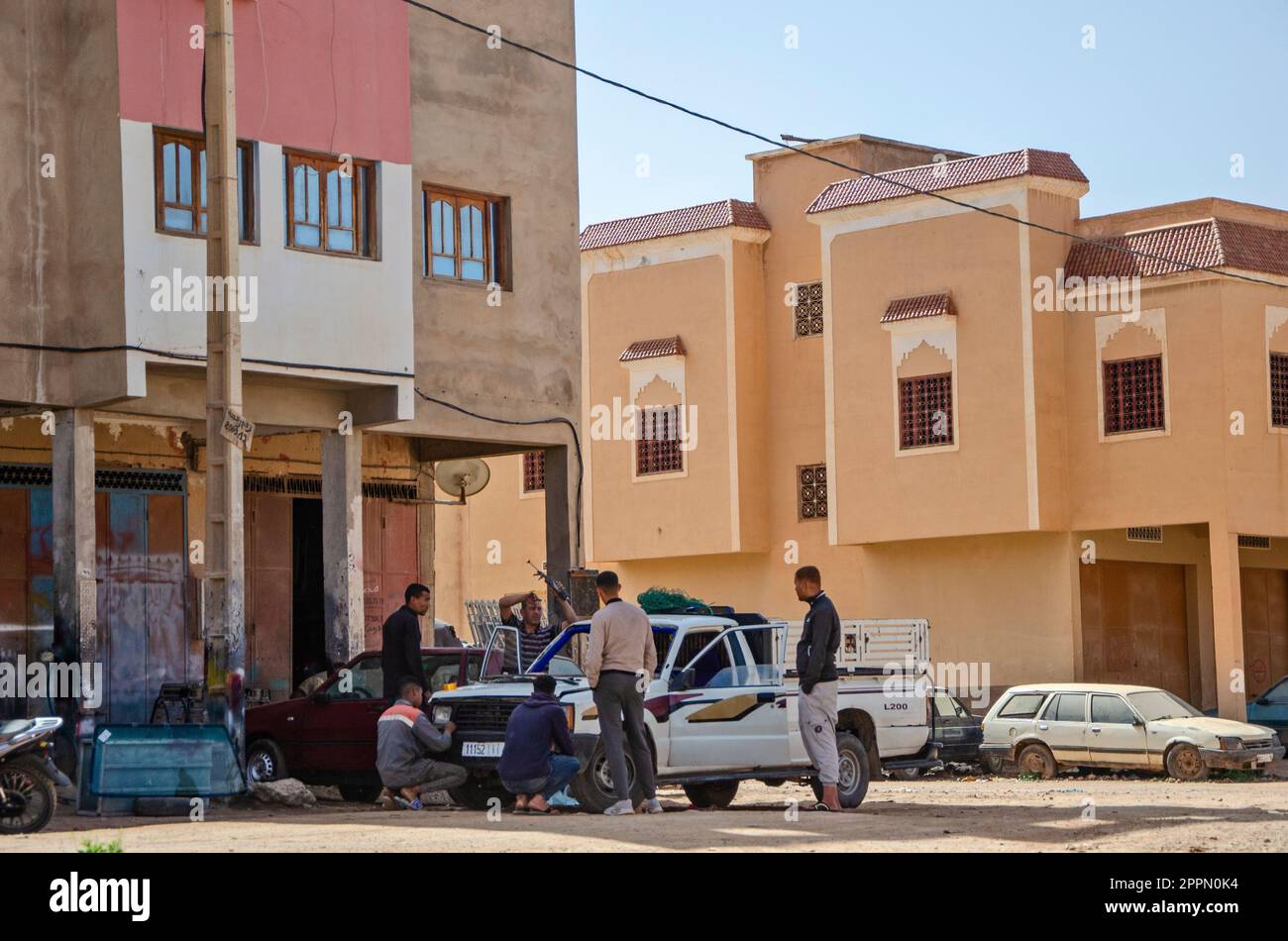 Urban life, shops and workshops, markets and common life in the streets ...