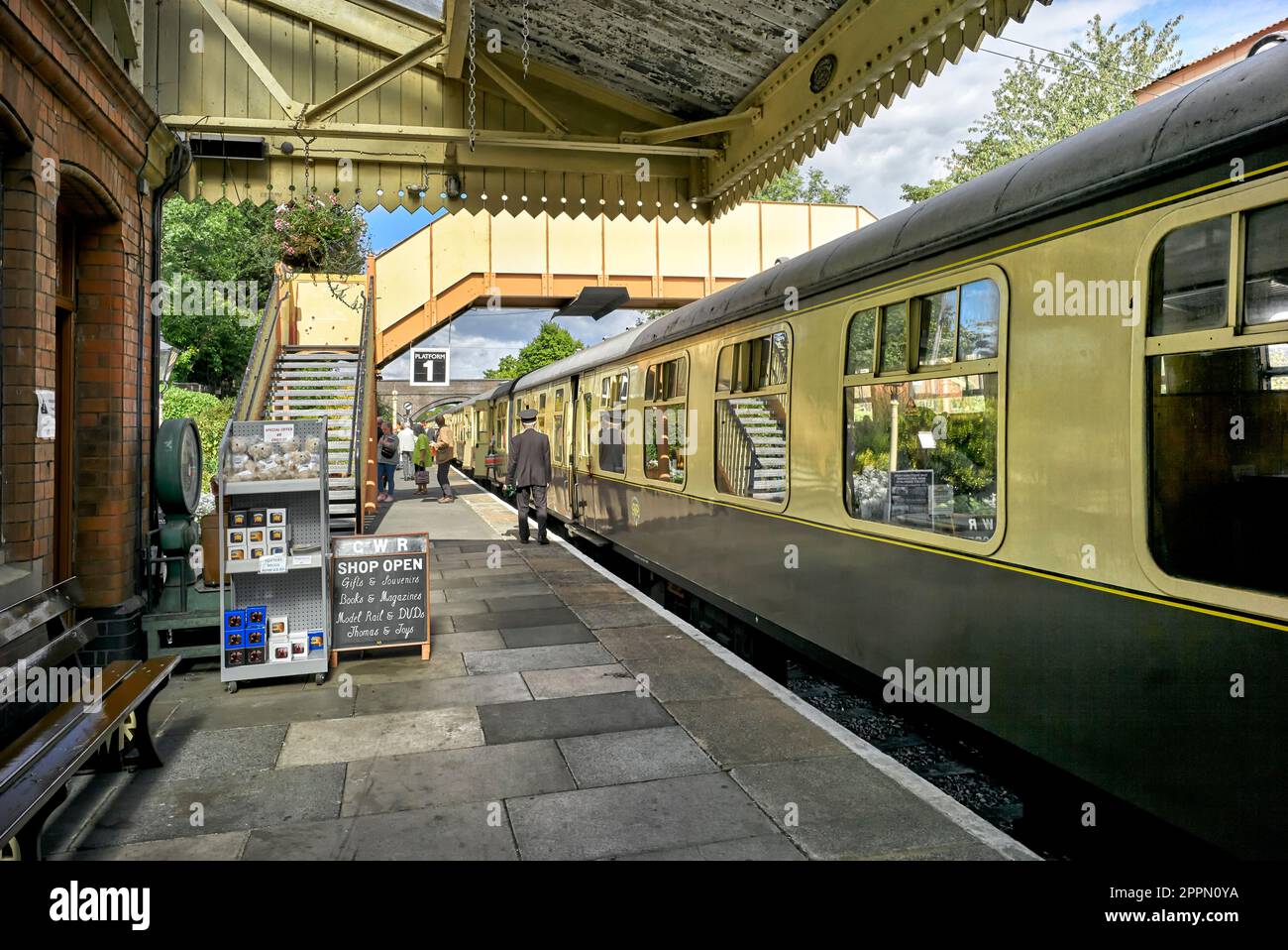 Toddington station. GWR preserved railway station, Gloucestershire ...
