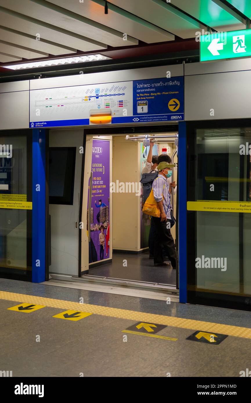 Boarding the train at Sanam Chai station, Bangkok Blue Line MRT ...