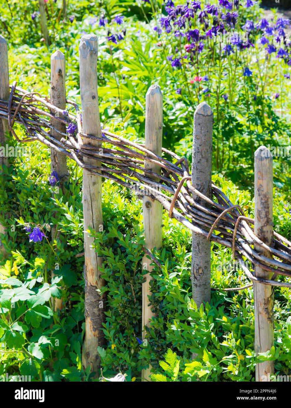 Traditional garden fence hi-res stock photography and images - Alamy