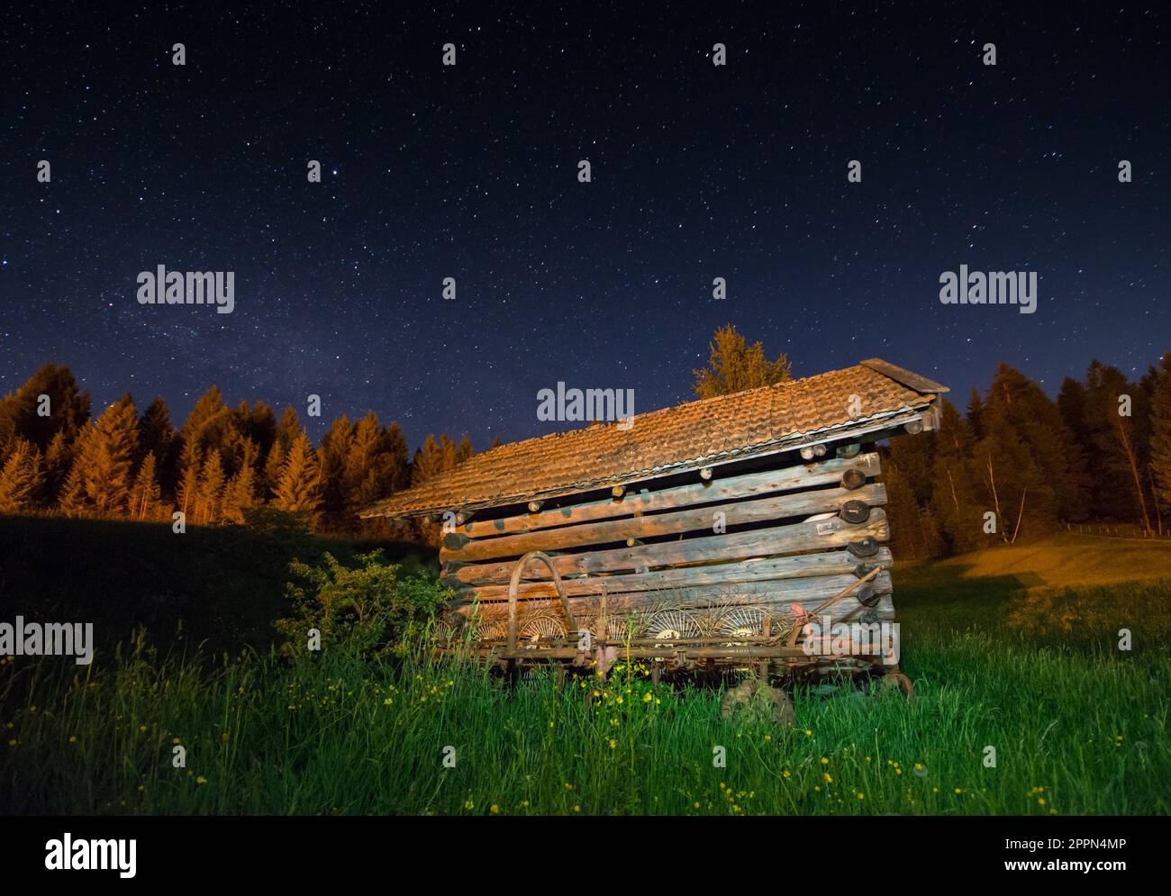 Wooden barn under a nigth sky full of stars Stock Photo - Alamy