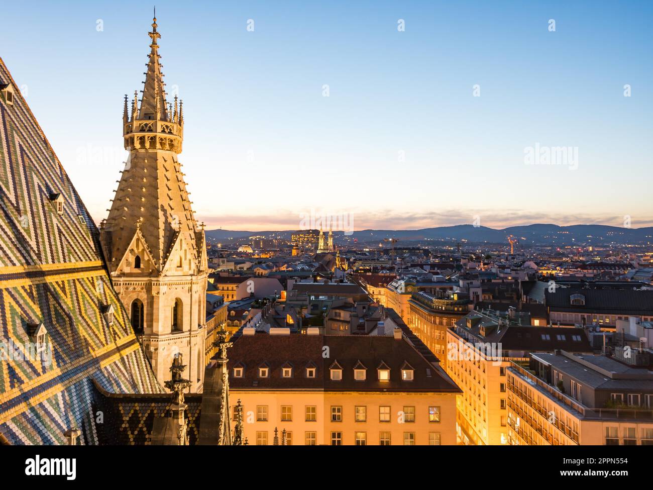 St stephens cathedral night vienna hi-res stock photography and images ...