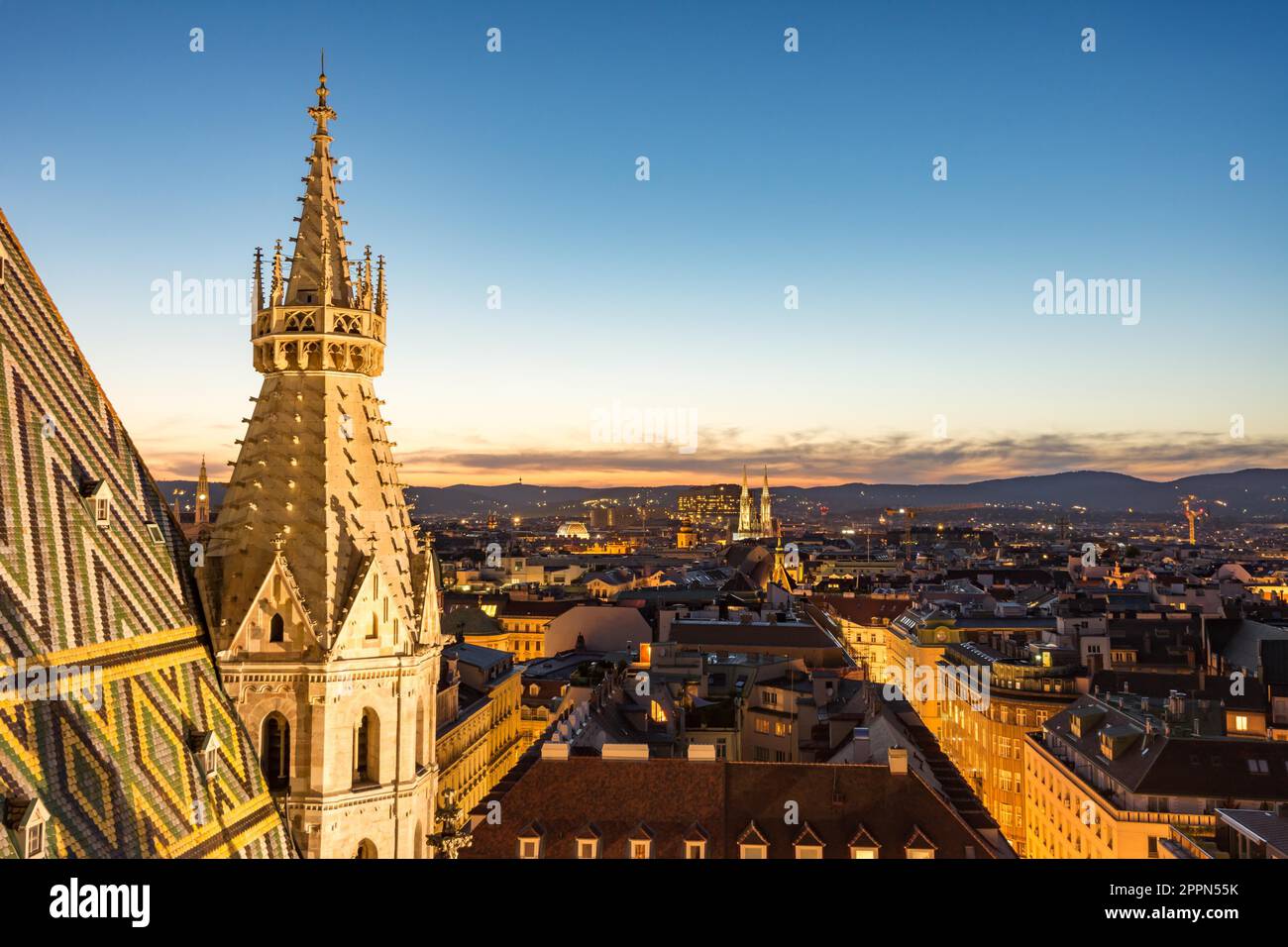 St stephens cathedral night vienna hi-res stock photography and images ...