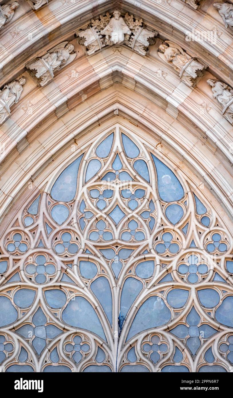 Detail of the facade, ornate window, Barcelona Cathedral, La Catedral ...