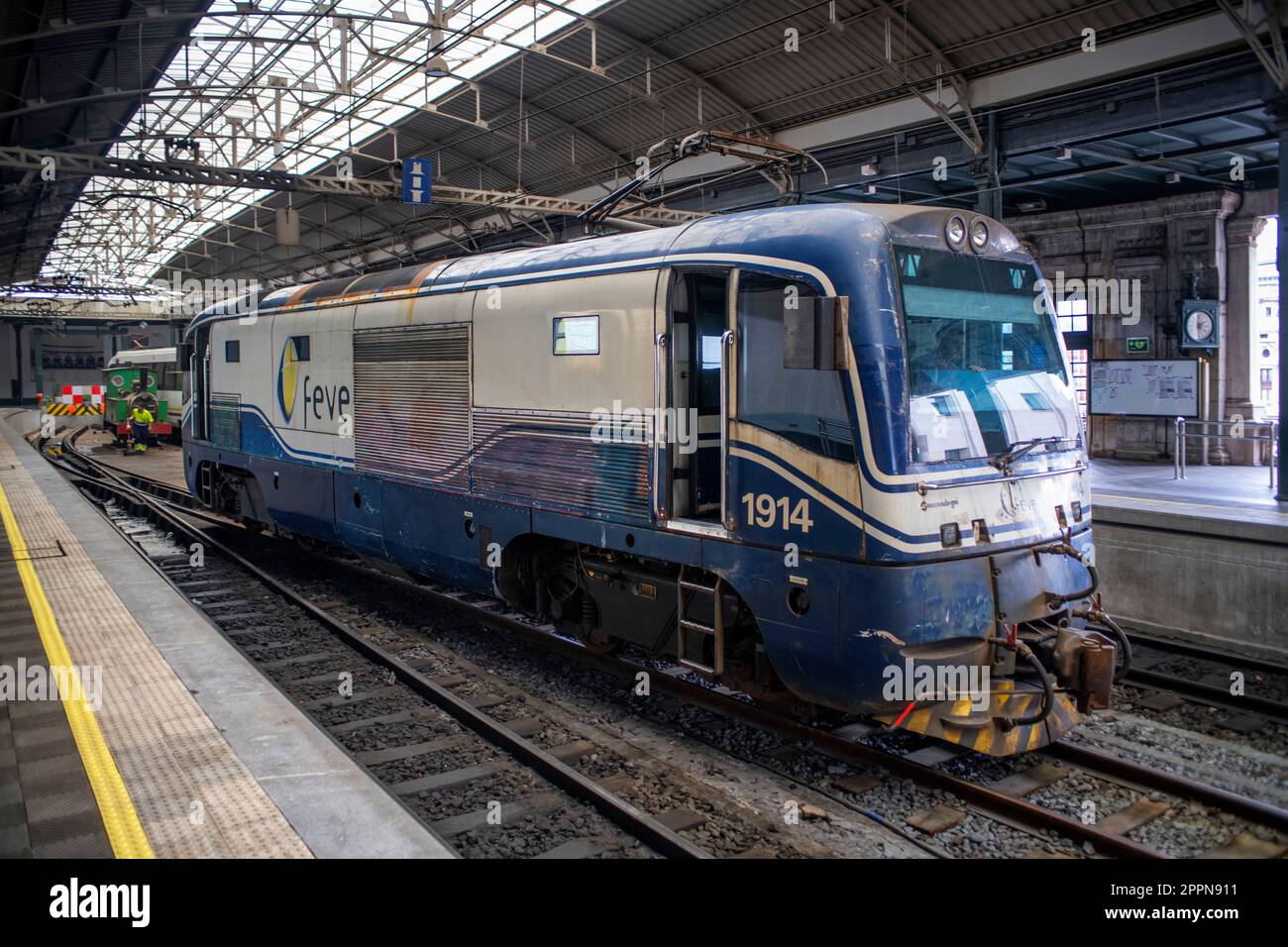 Diesel locomotive of Expresso de la robla in FEVE Estacion Bilbao ...