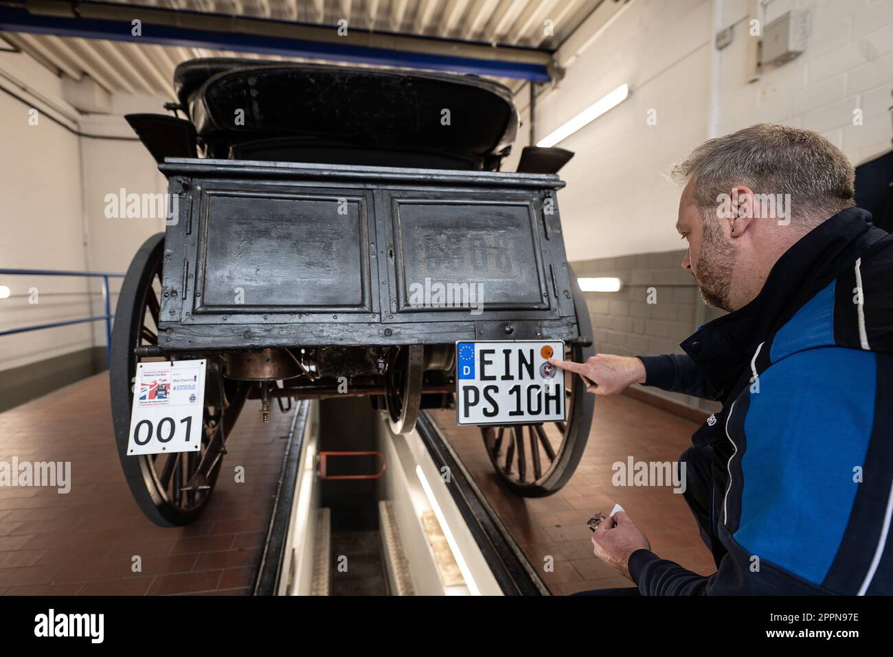 Einbeck, Germany. 24th Apr, 2023. TÜV inspector Thorsten Rinke sticks ...