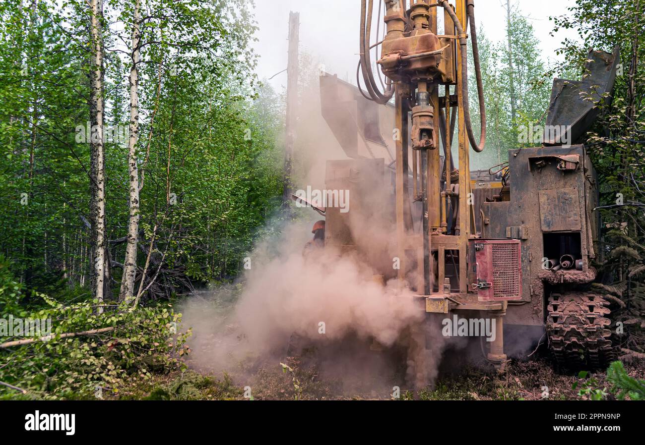 The crawler drilling rig drills well, there is a lot of dust when ...