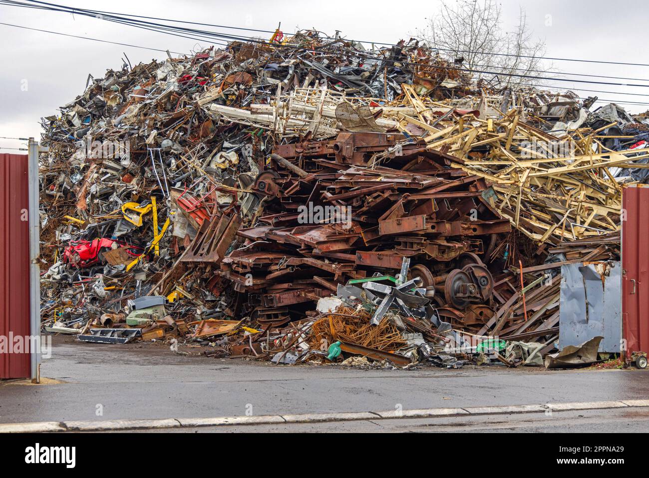 Large pile old broken hi-res stock photography and images - Alamy