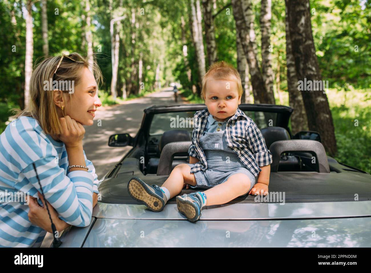 Family in convertible car hi-res stock photography and images - Alamy