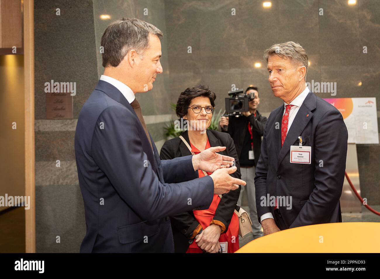 Prime Minister Alexander De Croo, Energy minister Tinne Van der ...