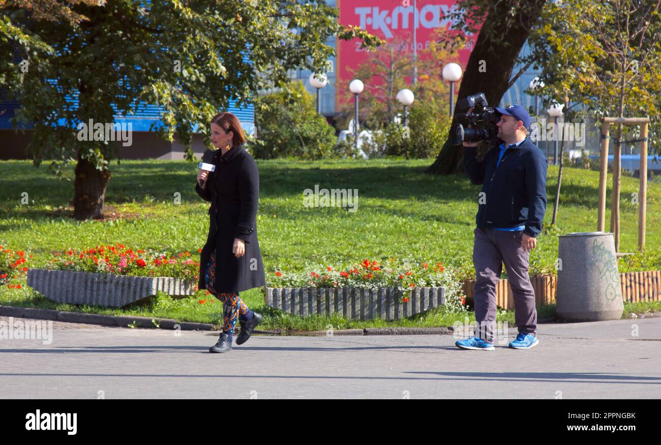 Journalist girl holding a microphone hi-res stock photography and ...