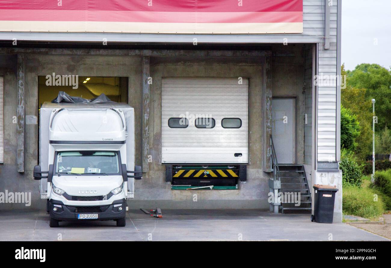 Articulated lorry unloading hi-res stock photography and images - Alamy