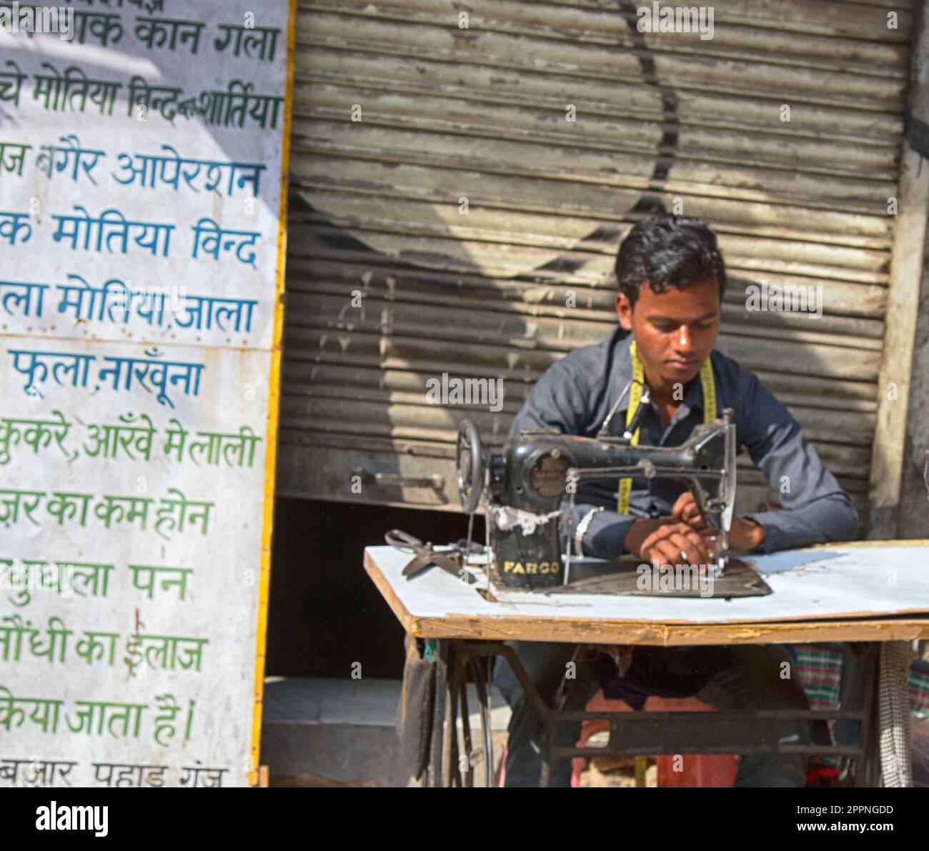 Indian man old sewing machine hi-res stock photography and images - Alamy