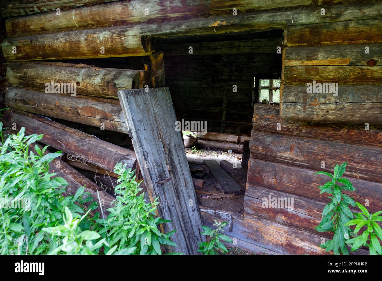 an old abandoned wooden barn with broken door Stock Photo - Alamy