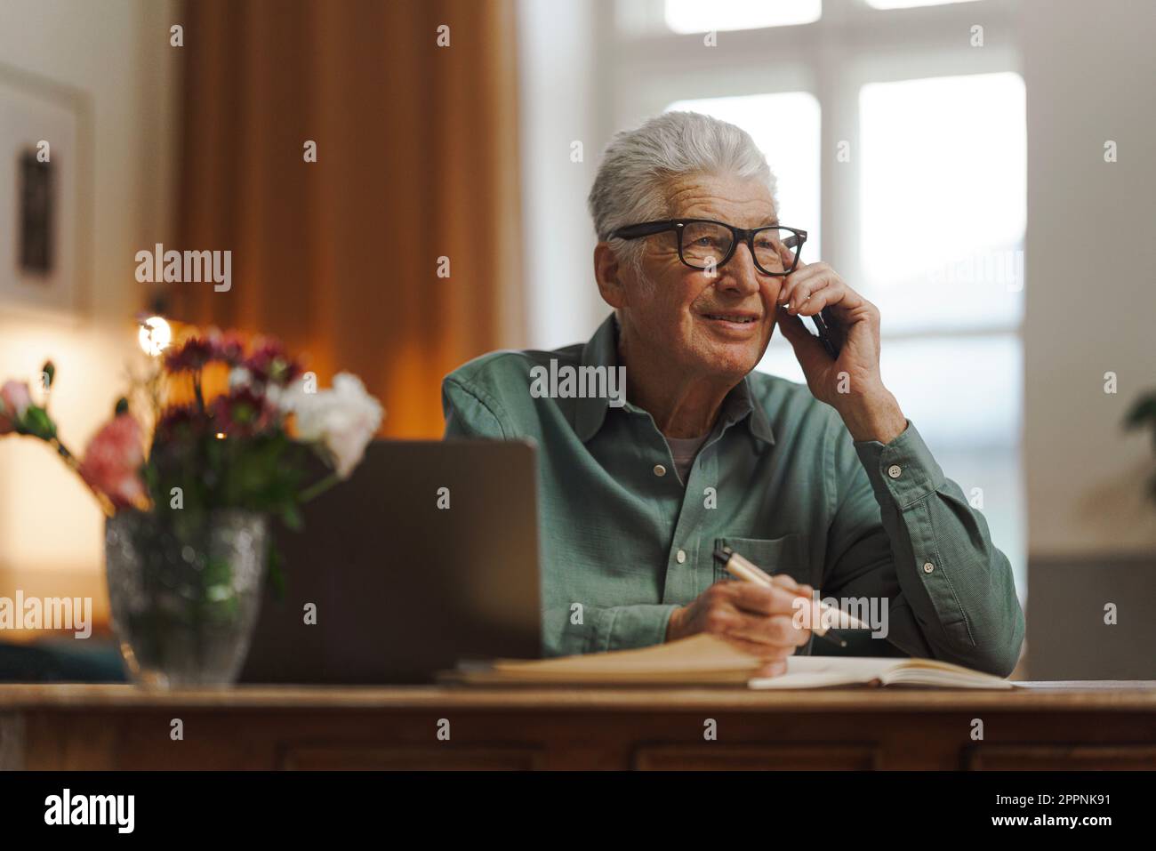 Elderly old age man calling mobile phone hi-res stock photography and ...