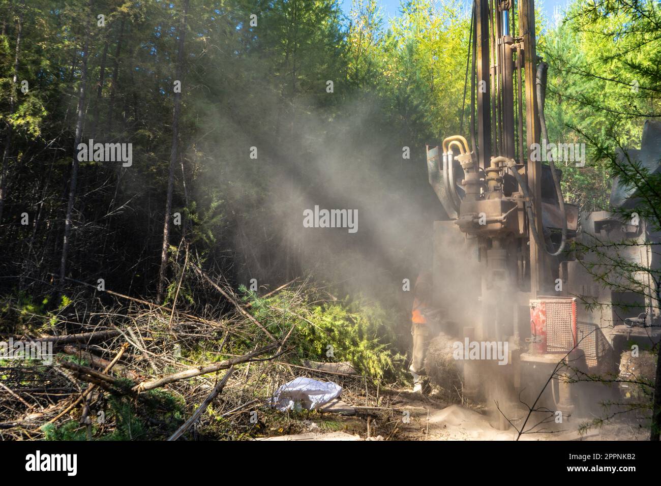 dust when drilling wells. Drilling rig while drilling engineering ...