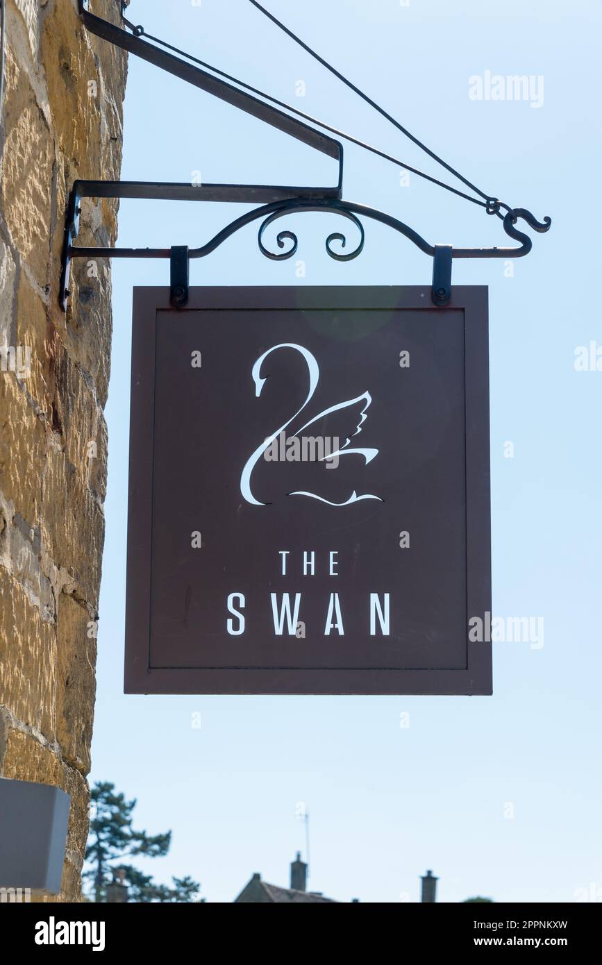 The Swan Hotel and pub in the pretty Cotswold village of Broadway in ...