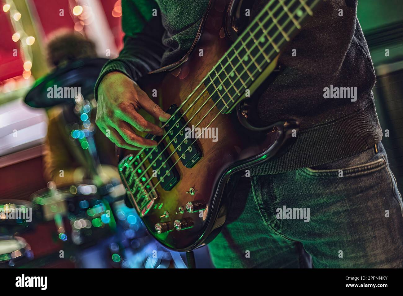 Plucking notes hi-res stock photography and images - Alamy