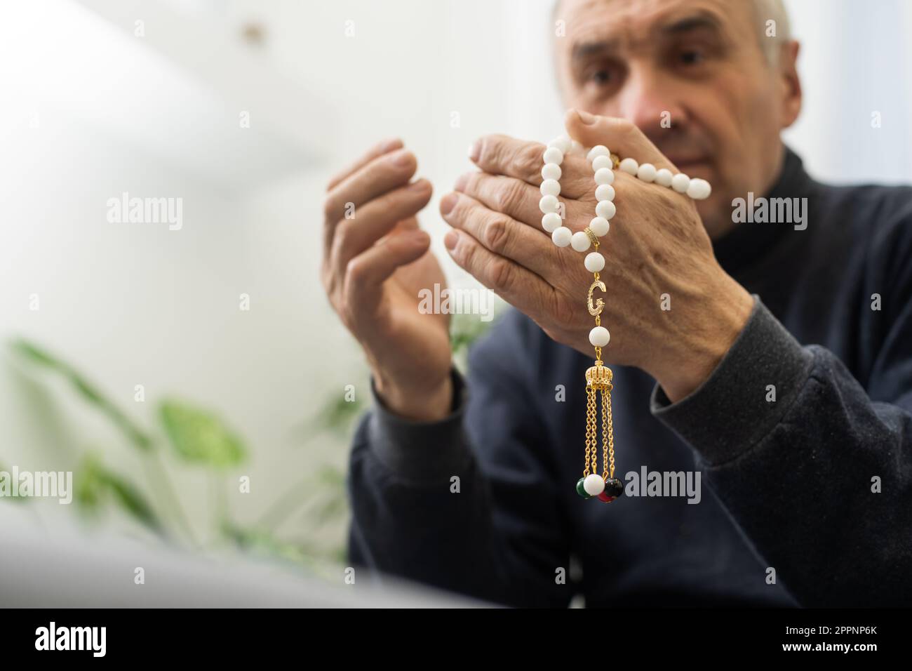 Praying hands old man rosary hi-res stock photography and images - Alamy