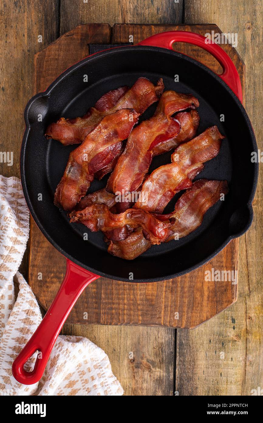 Cooked bacon in a cast iron pan Stock Photo - Alamy