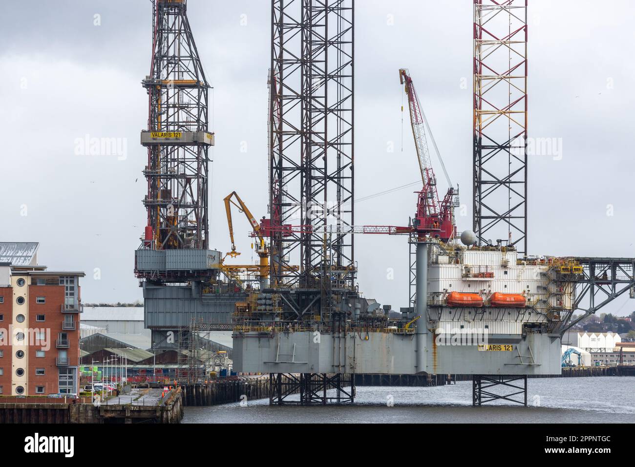 Oil rig in Dundee Harbour for Refit and Maintenance Stock Photo - Alamy
