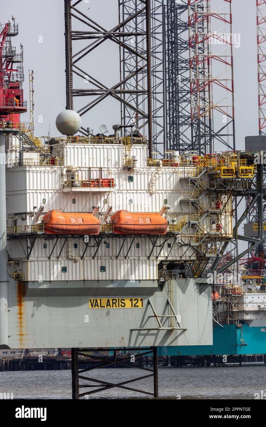 Oil rig in Dundee Harbour for Refit and Maintenance Stock Photo - Alamy