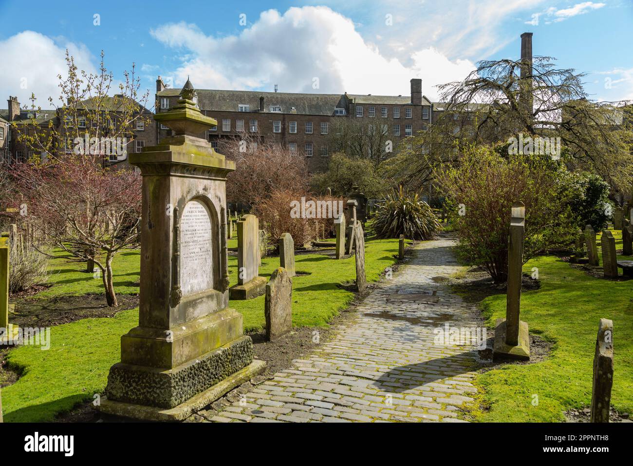 Howff Cemetery in the centre of Dundee, Scotland Stock Photo - Alamy