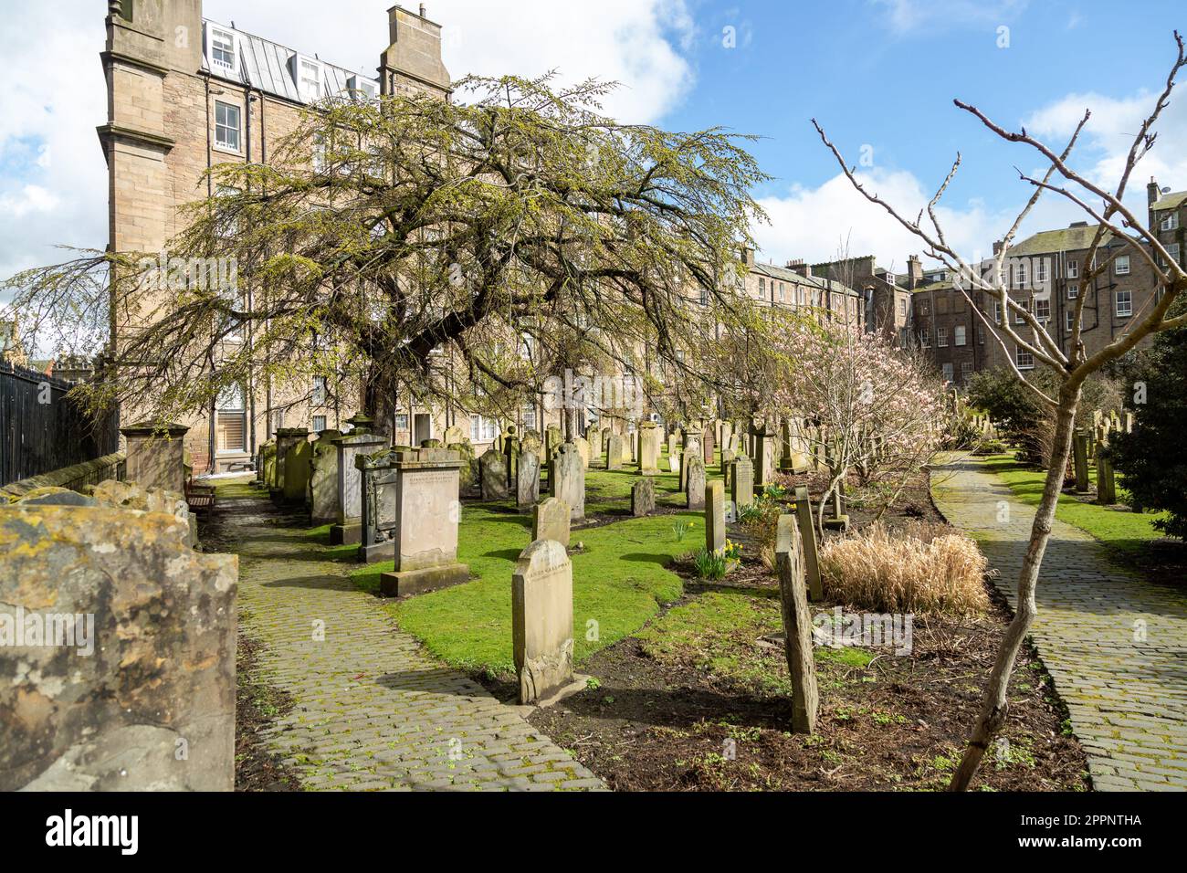 Howff Cemetery in the centre of Dundee, Scotland Stock Photo - Alamy