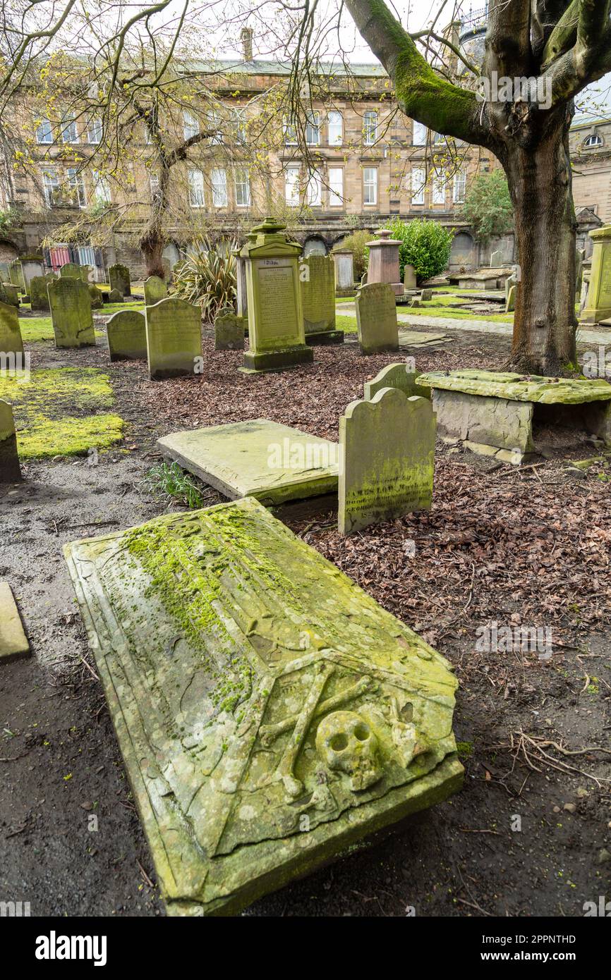 Howff Cemetery in the centre of Dundee, Scotland Stock Photo - Alamy