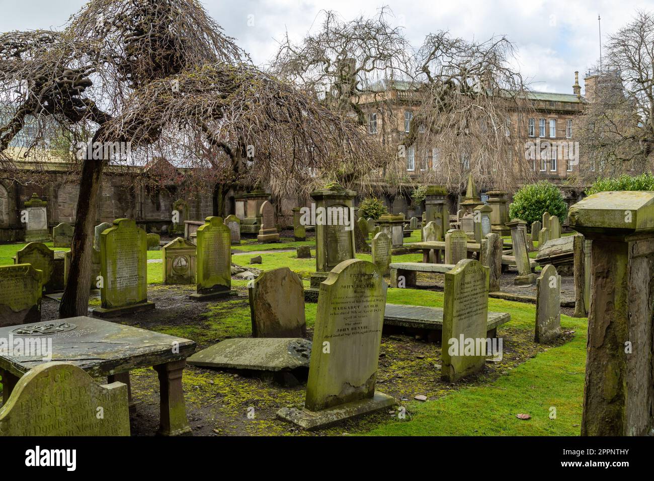 Howff Cemetery in the centre of Dundee, Scotland Stock Photo - Alamy