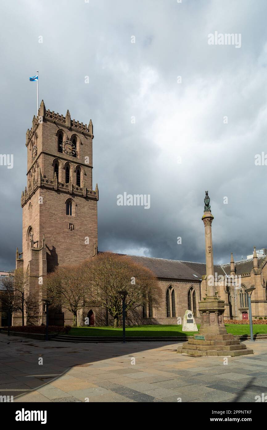 The Mercat Cross and Steeple Church, Nethergate, Dundee City, Scotland ...